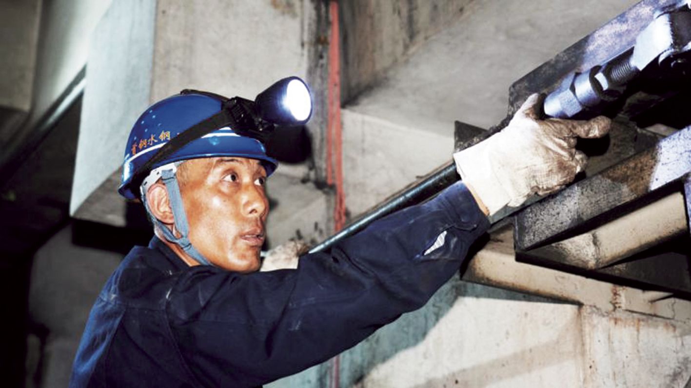 焦炉旁的“炉火守护者”--A03专版--2025-09-29--首钢日报